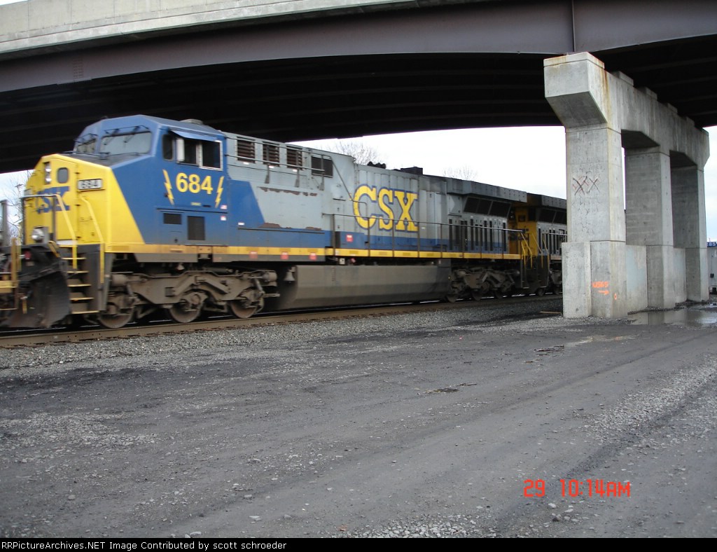 CSX 684 runs backwards EB on the CSX Q166